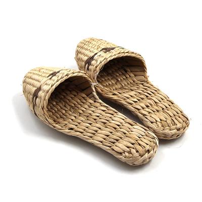 China Handmade Unisex Straw Slippers Flat Sandals Flip-flops for Home Couple Style for sale