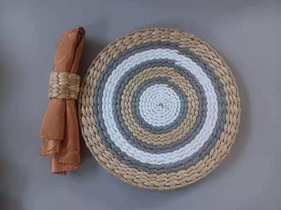 China Natural Water Hyacinth Woven Placemat 30cm Round Eco Friendly Handmade Seagrass Rattan Table Mat for sale