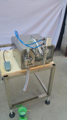 China Honey Juice Chili Table Top Liquid Filling Machine Semi Auto Glass Bottle for sale