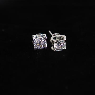 China 1 Carat Lab Grown Diamond Stud Earrings VVS1 Clarity 18K Gold Settings for Weddings and Parties for sale