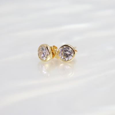 China 1 Carat Lab Grown Diamond Stud Earrings in 18k Yellow Gold with VVS1-VS2 Clarity and IGI/GIA Certification for sale