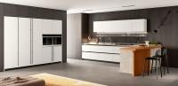China Custom White Lacquer Kitchen Cabinets L-Shaped Modern Design with Soft-Close Hinges and 20-40 Day Lead Time for sale