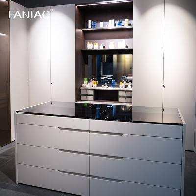 China Modern White Customized Wardrobe with 18mm OSB Carcase, Vanity Table & Jewelry Cabinet for sale