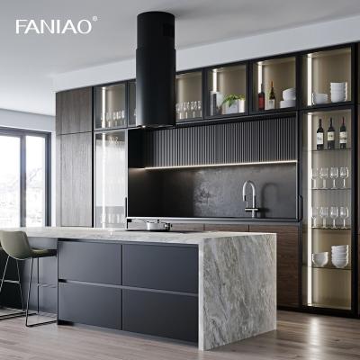 China Modern Wood Grain Kitchen Cabinets with Glass Doors 18mm Plywood for Villa Luxury Design for sale
