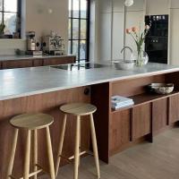 China Custom Luxury Modern Wood Veneer Kitchen Cabinets for Villa with Soft Close Drawers 18mm Plywood for sale