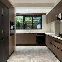 China Complete Wood Veneer Kitchen Cabinets Modern Design 18mm Plywood for Hotel Villa for sale