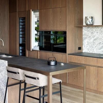 China Custom Modern Quartz Countertop Kitchen Cabinet with Island Oak Wood Veneer 18mm MDF for sale