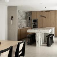 China White Oak Wood Veneer Kitchen Cabinet Set with Marble Countertop 18mm Plywood for sale