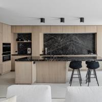 China Custom Wood Veneer Kitchen Cabinets for Villa Modern Luxury MDF Core 18mm Plywood for sale