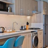 China Hotel Mini Kitchen Cabinet Set 18mm MDF Custom Design Wood Furniture for Apartment Use for sale