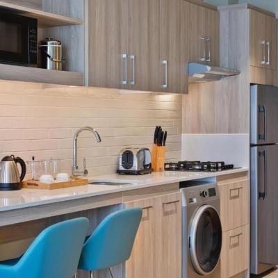 China Hotel Mini Kitchen Cabinet Set 18mm MDF Custom Design Wood Furniture for Apartment Use for sale