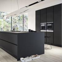 China Black Melamine Kitchen Cabinets Modern Modular Set 18mm Plywood for Hotel Villa for sale