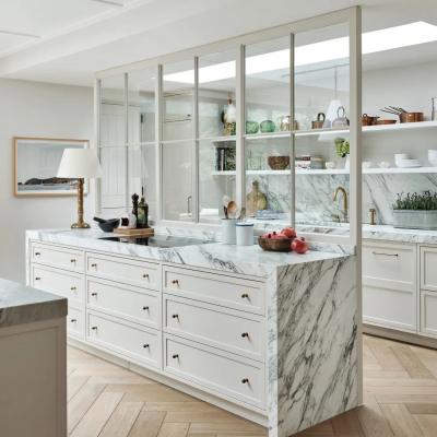 China Custom North American Flat Pack Solid Wood Kitchen Cabinet Set Glossy Finish 18mm Plywood for sale