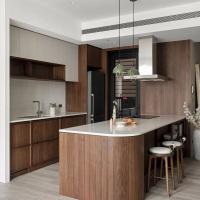 China Luxury Modular Solid Wood Grille Plate Kitchen Cabinet Set with Smart Upper Cabinets 18mm for sale