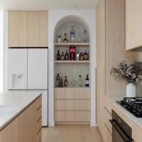 China Luxury Solid Wood Kitchen Cabinets with 0 Silica Quartz Stone Surface 20mm for Builder Projects for sale