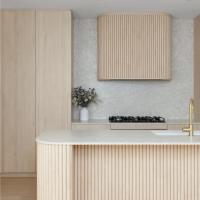 China Luxury Solid Wood Kitchen Cabinets with 0 Silica Quartz Stone Surface 20mm for Builder Projects for sale