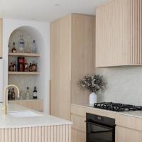 China Luxury Solid Wood Kitchen Cabinets with 0 Silica Quartz Stone Surface 20mm for Builder Projects for sale