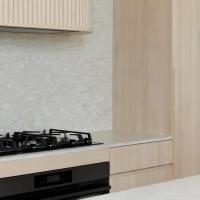 China Luxury Solid Wood Kitchen Cabinets with 0 Silica Quartz Stone Surface 20mm for Builder Projects for sale