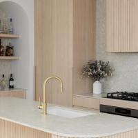 China Luxury Solid Wood Kitchen Cabinets with 0 Silica Quartz Stone Surface 20mm for Builder Projects for sale
