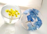 China Crafts Wholesale Home Decoration Paper Weight Clear Acrylic Ball Resin Paperweight Hydrangea Flower Inside Acrylic Resin Balls for sale
