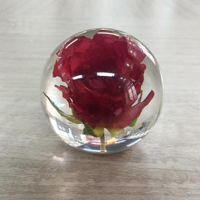 China 80mm acrylic paper weight flower embedded dry flower inside resin ball  crystal paperweight for sale