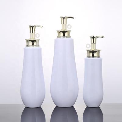 China Gold Pump Empty Liquid Cleanser Cosmetic Packaging Pet Squeeze 500ml Pink Shampoo Bottle for sale