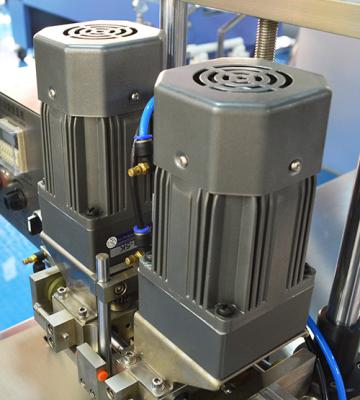 China 30-40bottles/MinSemi-Au Pneumatic Control Desktop Glass Bottle Jar Sealing Capping Machine with CE Certificate for sale