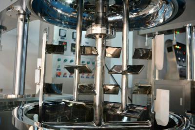 China Double Jacketed Vacuum Emulsifying Mixer Homogenizer for Cosmetic Cream 50L for sale
