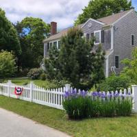 China Beautiful And Customizable Garden Pvc Fence With Door For Outdoor Use for sale