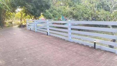 China Long Service Life Plastic 3 Rail Vinyl Horse Fence In White Color 5ft Height for sale