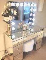 China Custom Designs Vanity Lights Ideal for Table Desktop Dresser and Bathroom Dressing for sale