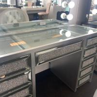China Modern Design Oak Makeup Table With Lighted Mirrored Dresser Vanity Desk And Storage for sale