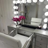 China Modern Design Oak Makeup Table With Lighted Mirrored Dresser Vanity Desk And Storage for sale