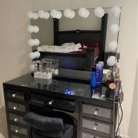 China Modern Design Oak Makeup Table With Lighted Mirrored Dresser Vanity Desk And Storage for sale