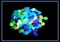 China Glow in the Dark Pebble Stones Yellow Green 1-2cm Natural Luminescent Garden Decorative Stones for sale