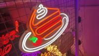 China AC240V Acrylic Custom Neon Signs 8×12mm Cuttable Triangle Cake Square Backboard for sale