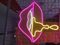China Vasten Lip Mouth  Custom Neon Signs  cafe drawing room neon lighting for sale
