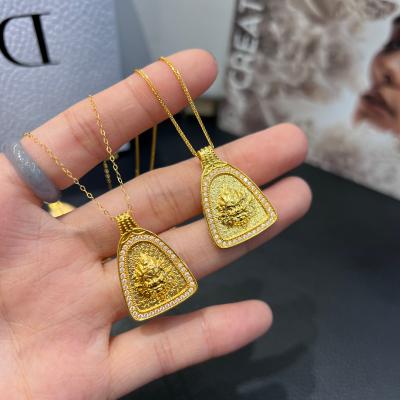 China 18K Gold Triangular Yellow Jambhala Pendant 1.90g 18.9mm Moissanite Pearl Gemstone for sale