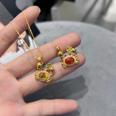 China 18K Gold Crab Pendant Necklace Moissanite Gemstone Charm 15.8mm 0.89g for sale