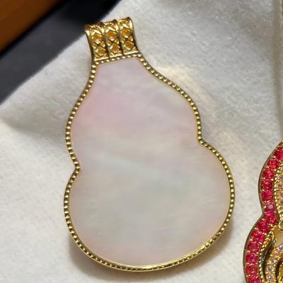 China 18K Gold Gourd Pendant 2.33g Moissanite White Shell Charm Classic Fine Detailing Jewelry for sale