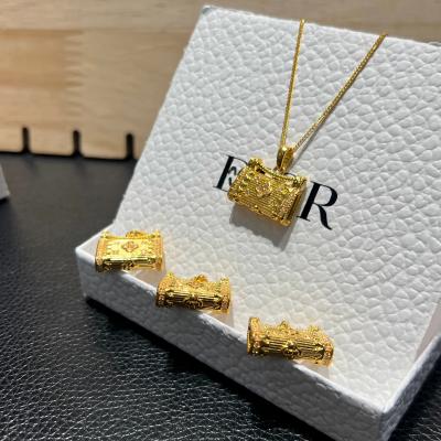 China 18K Gold Four Leaf Lock Bag Pendant Moissanite 0.35g 17.2mm for sale