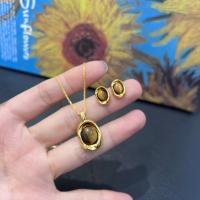 China 18K Gold Tiger Eye Stone Pendant Simple Minimalist Design 0.63g 13.4mm Daily Wear for sale