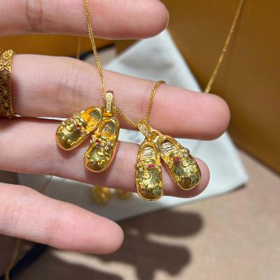 China 18K Gold Cat Slipper Pendant 0.49g Ruby Moissanite Cute Fashion Jewelry for sale