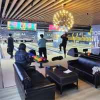 China Hot Sale Complete Set Indoor Sports Equipment Adult-friendly Bowling Lane Machine With Factory Price for sale