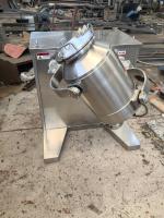China SYH Series Pharmaceutical Mixing Equipment 3D Rotation High Shear Mixer Pharmaceutical for sale