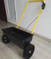 China Rotary Fertilizer Spreader Cart Garden Hand Lawn Manual Seed And Salt Spreader for sale
