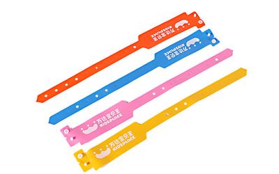 China Light Weight Promotional Bracelets And Wristbands Plastic Or Metal Buttons for sale