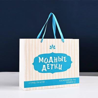 China Custom Kraft Paper Cosmetic Bags with Textured Jewelry Green Flat Handle 3-5 Days Delivery for sale