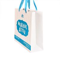 China Custom Kraft Paper Cosmetic Bags with Textured Jewelry Green Flat Handle 3-5 Days Delivery for sale