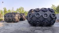 China Floating Structure 2.0*3.5-2.5*4.0m ISO17357 Ship-to-Ship 50kpa/80kpa Pneumatic Yokohama Rubber Fender for sale